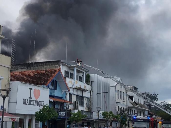 Un immeuble en feu au centre-ville de Fort-de-France